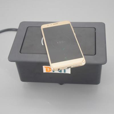 Chine Le plan de travail de bureau sautent vers le haut de la prise de courant électrique d'extension avec le chargeur sans fil de Qi à vendre