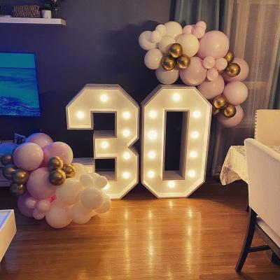 Cina Decorazione illumina lettere di marchio in colore personalizzato per la festa di compleanno Love Stand in vendita