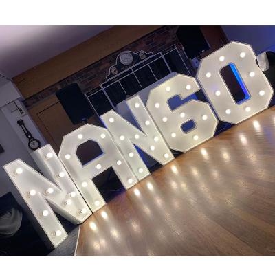 Cina Decorazione illumina lettere di marchio in colore personalizzato per la festa di compleanno Love Stand in vendita