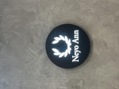 Cina Casella luminosa pubblicitaria acrilica a LED a tensione di ingresso di 12 V per segnaletica esterna e promozione in vendita