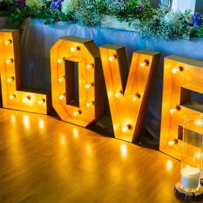Cina 28 C Segno di Marchiata a Luce LED Tavola Marchiata Lettere di amore Numeri di matrimonio Lampadina in vendita