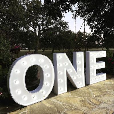 Cina Numeri di compleanno a LED di festa Grandi luci a LED Lettere di marchio per decorazioni per eventi 28C in vendita