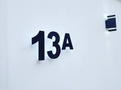 Cina Custom Metal Outdoor Illuminated 3D Signage Back LED Light House Numero per matrimoni in vendita