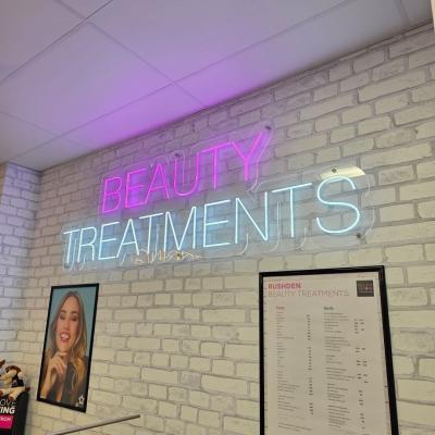 Cina Studio LED Neon Sign con design personalizzabile e lunga durata di vita durata di vita 50000 ore in vendita
