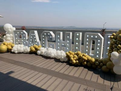 Cina Lettere a lampadina a LED personalizzate per la decorazione del matrimonio Lettere Mr e Mrs Marquee in vendita