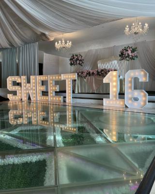 Cina Lettere a lampadina a LED personalizzate per la decorazione del matrimonio Lettere Mr e Mrs Marquee in vendita