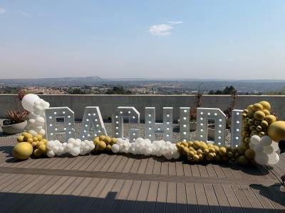 Cina Lettere a lampadina a LED personalizzate per la decorazione del matrimonio Lettere Mr e Mrs Marquee in vendita
