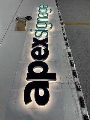 Cina Dimensioni personalizzate Lettere di canale in metallo a LED segnale retroilluminato per pubblicità esterna personalizzata in vendita