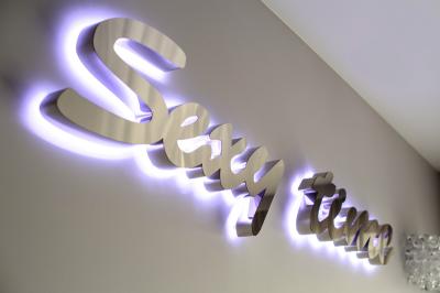 Cina Fonte di luce LED Acciaio inossidabile Oro colore retroilluminato Lettera segno in vendita