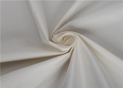 Cina tessuto impermeabile beige 100% del poliestere dell'idrorepellente del tessuto di seta naturale 71GSM di tatto del cotone di 320T 50D in vendita