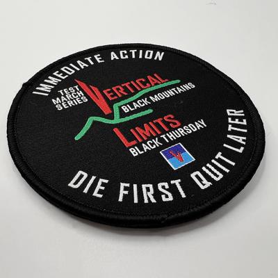 中国 注文の刺繍されたロゴは布パッチのモノグラムの鉄を修繕する 販売のため