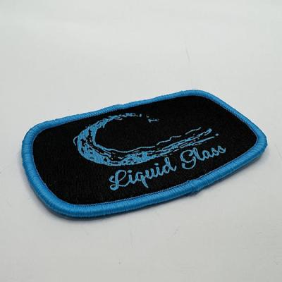 Cina Marca commerciale su ordinazione Logo Patches Iron On Patches con il confine blu di Merrowed in vendita