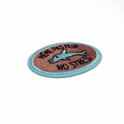 Cina Il laser della vendita all'ingrosso ha tagliato la società polisportiva su ordinazione Logo Embroidered Patches For Clothing su ordinazione di marca commerciale in vendita