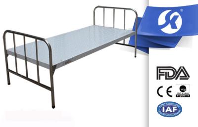 Cina Letto di ospedale manuale rivestito del piano d'acciaio della polvere perforata con il prezzo economico in vendita