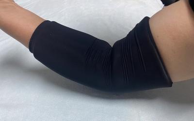 China 25x11CM Custom Sport Polyacrylamide Cool Gel Ice Sleeve Reusable Black Spandex Lycra for sale