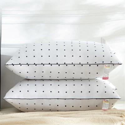 Cina cuscino per la casa per i dormienti di schiena e di lato densità media 26 x 20 pollici numero di tessuti 80 in vendita