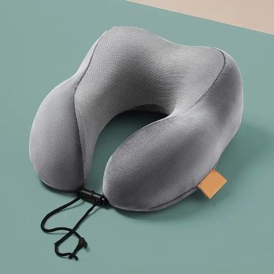 Cina Cospino per il collo da viaggio in schiuma di memoria portatile con disegni personalizzati e copertura in cotone al 100% in vendita