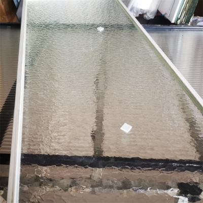 Cina Vetro a modello a fiocco temperato da 5 mm a ferro ultra basso vetro a modello a forma di ondulazione temperato in vendita