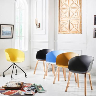 China Plastic Ergonomische Uitvoerende Bureaustoel met Wielen/Houten Benen Te koop