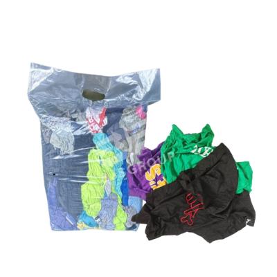 Cina Grade A T-shirt Mixed Color 100% Cotton Waste Rags Industrial Wiping Used Rags Coloured Singlet Wipers in vendita