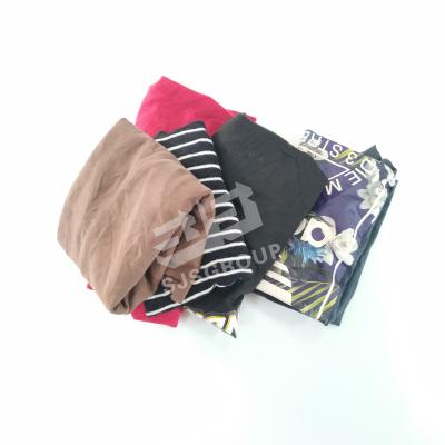 Cina 100% cotton t shirt rag workshop cleaning cloth color mixed cotton t shirt rags Coloured Cleaning Cloth Wipers cloths in vendita