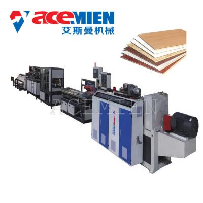 Cina Linea dell'estrusione del pannello di parete del PVC dei pannelli di rivestimento con le macchine di plastica del pannello per soffitti in vendita
