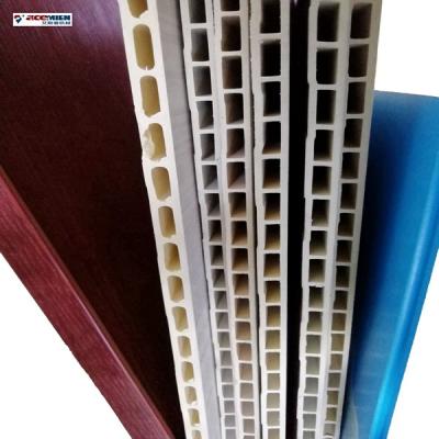 Cina Estrusione di plastica dell'espulsore del pannello di parete del soffitto del PVC del bordo di profilo che fa macchinario in vendita