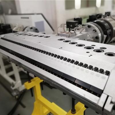 中国 回状および台形の形両方のための機械を形作る共押出し技術のプラスチック波形のタイル 販売のため