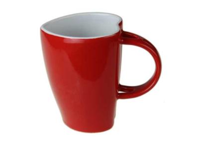 中国 バレンタイン デーのギフトのための赤い中心の形の石器の独特な陶磁器のマグ 販売のため