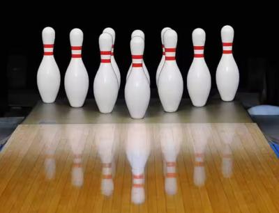 China Easy to Knock Down 3.8lb Durable White Bowling Pin Smooth Surface and Neatly Arranged for sale