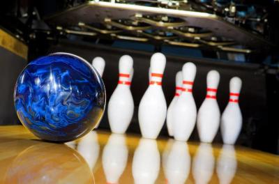 Cina 3.8lb Pini da bowling bianchi resistenti agli urti facili da impilare e sistemare riciclabili direttamente in vendita