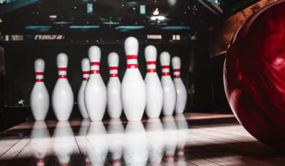 China Entertainment White 10 Pin Bowling Flat Bottom for Stability and Easy Arranging for sale