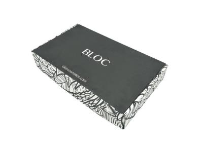 黒いボール紙の荷箱のタックの上の包装の波形を付けられた郵送箱