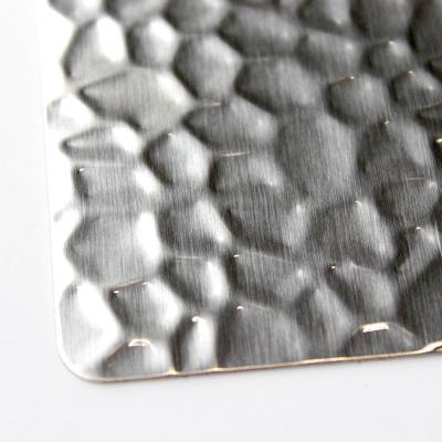 China PVD zilverkleur 2B geborstelde afwerking honingraat metaalpaneel 304 getextuurde roestvrij staalplaten Te koop