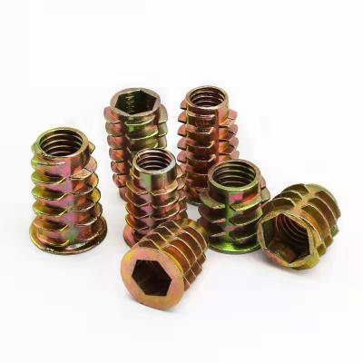 Cina I dadi in lega di zinco dell'inserzione della mobilia per la immersione calda del legno hanno galvanizzato il dado piano di legno dell'artiglio della sfortuna M6 in vendita