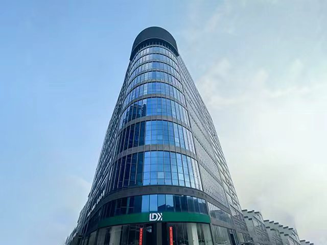 Campo da Padel a Installazione Rapida - Rete Metallica Prefabbricata e Pannelli in Vetro Temperato