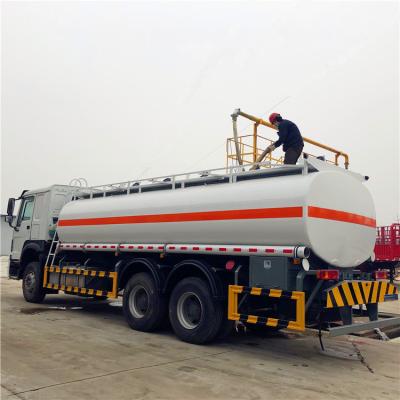 Cina Olio Sinotruk mobile HOWO del camion di serbatoio di combustibile di rifornimento di carburante 371HP 20m3 6x4 in vendita