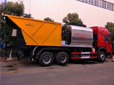 Cina QGB950 Asphalt Distribution Truck 24cbm, ruck multifunzionale di 8x4 Chip Sealer in vendita