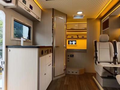 China 170 hp 3 Beds RV Caravan Van , Rotary Toilet Mobile Home Camper Van for sale