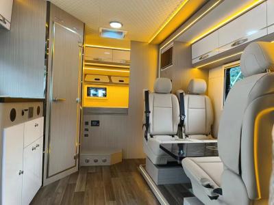 China 170 hp 3 Beds RV Caravan Van , Rotary Toilet Mobile Home Camper Van for sale