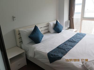 China Cheap Hotel Apartment furniture set by White melamine Quenn size bed and TV stand Cabinet for sale