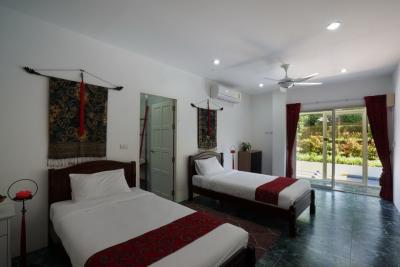 China Holiday Villa room Furniture used Rubber wooden Double bed and Single Couch with Cabinet for sale