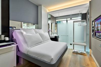 China Fashion design of Hotel guestroom furniture by Laminate board fixture for cabinets and Leather upholstered headboard bed for sale