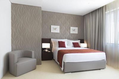 China Takeo furniture factory do hotel bedroom furniture fabric bed with wood headboard and Lounge chairs for sale