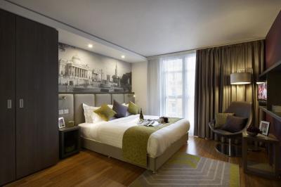 China Negeri Sarawak hotel style apartment interior furniture by Laminate wood bed with Wardrobe cabinet and Leather sofa for sale
