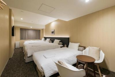 China Auckland hotel inn resort Laminate wood headboard bed with in wall cabinet and TV panel stand for sale