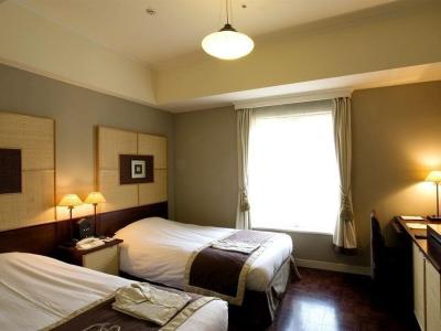 China Melanesia luxury vacation holiday hotel bedroom furniture set of wood bed with desk table and custom wardrobe cabinet for sale