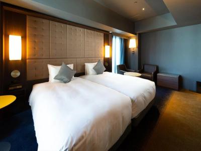 China New Caledonia Islands resort hotel interior fixture and furniture by HPL laminate wardrobe with Upholstered bed for sale