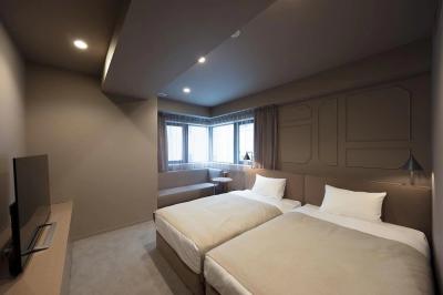 China Adelaide hotel fitout furniture of laminate panel headboard with Tv cabinet and upholstered seating sofa for sale