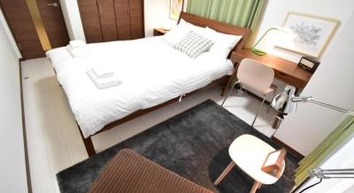 China Australia rental apartment custom design furniture of wood bed with inwall wardrobe cabinet and dresser table used chair for sale